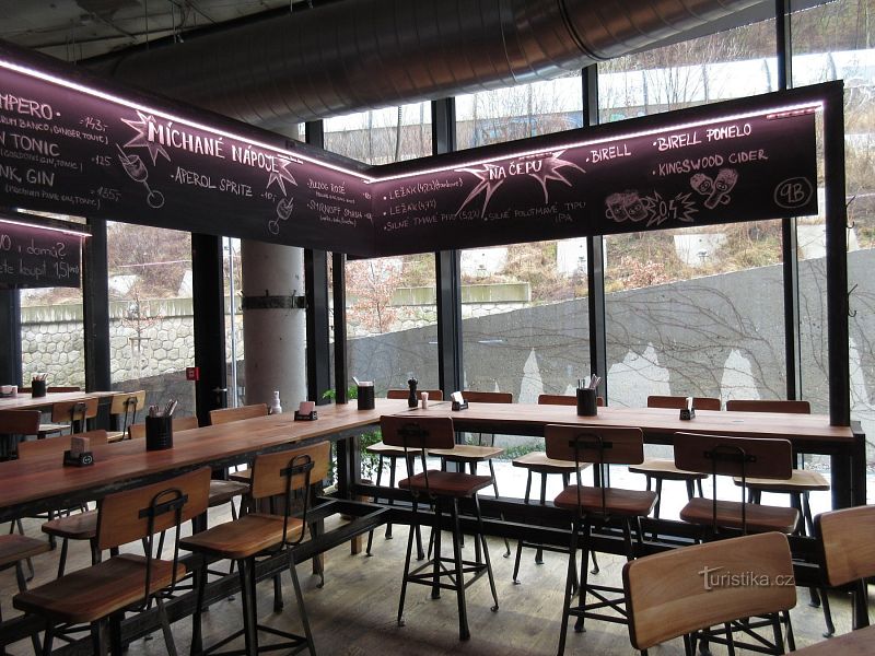 Prag - šetnja Karlinom između dvije pivovare - Pivo Karlín i Dva kohouti