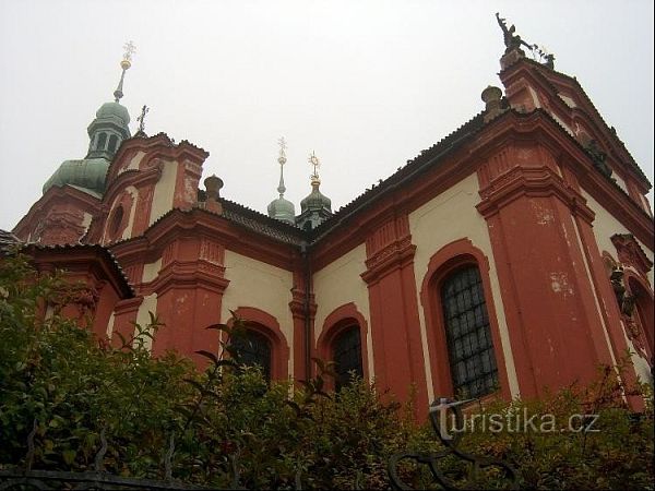 Zlonice - Kostel sv. Šimona a Judy, kaplička na návsi
